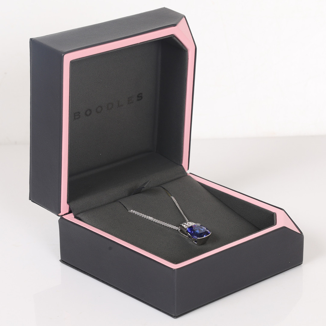 Bishop & Miller Auctioneers & Valuers | Jewellery : Bishop & Miller ...